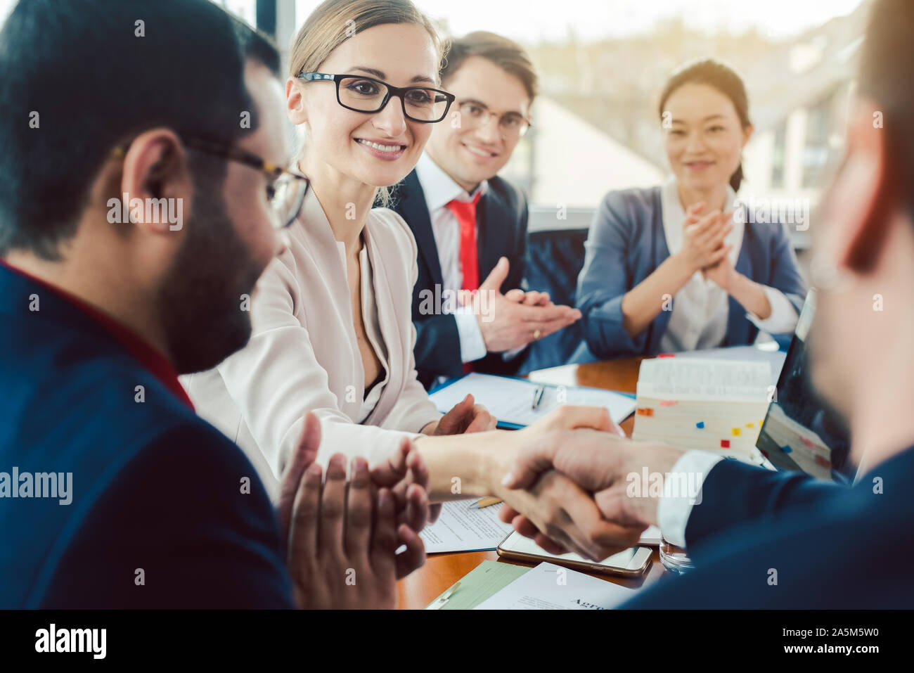 Business handshake deal diversity hi-res stock photography and images ...