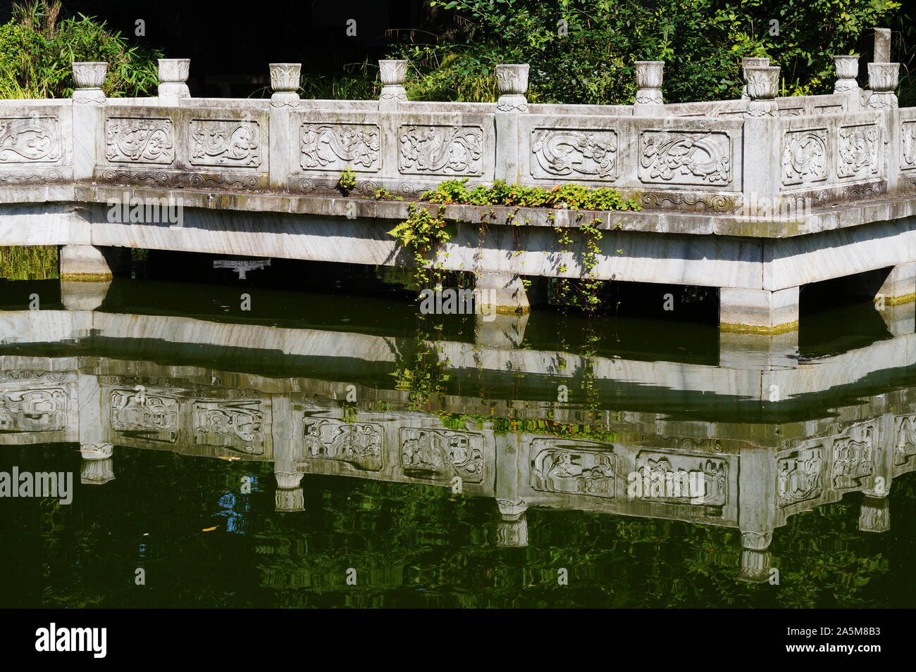 Beautiful pond hi-res stock photography and images - Alamy