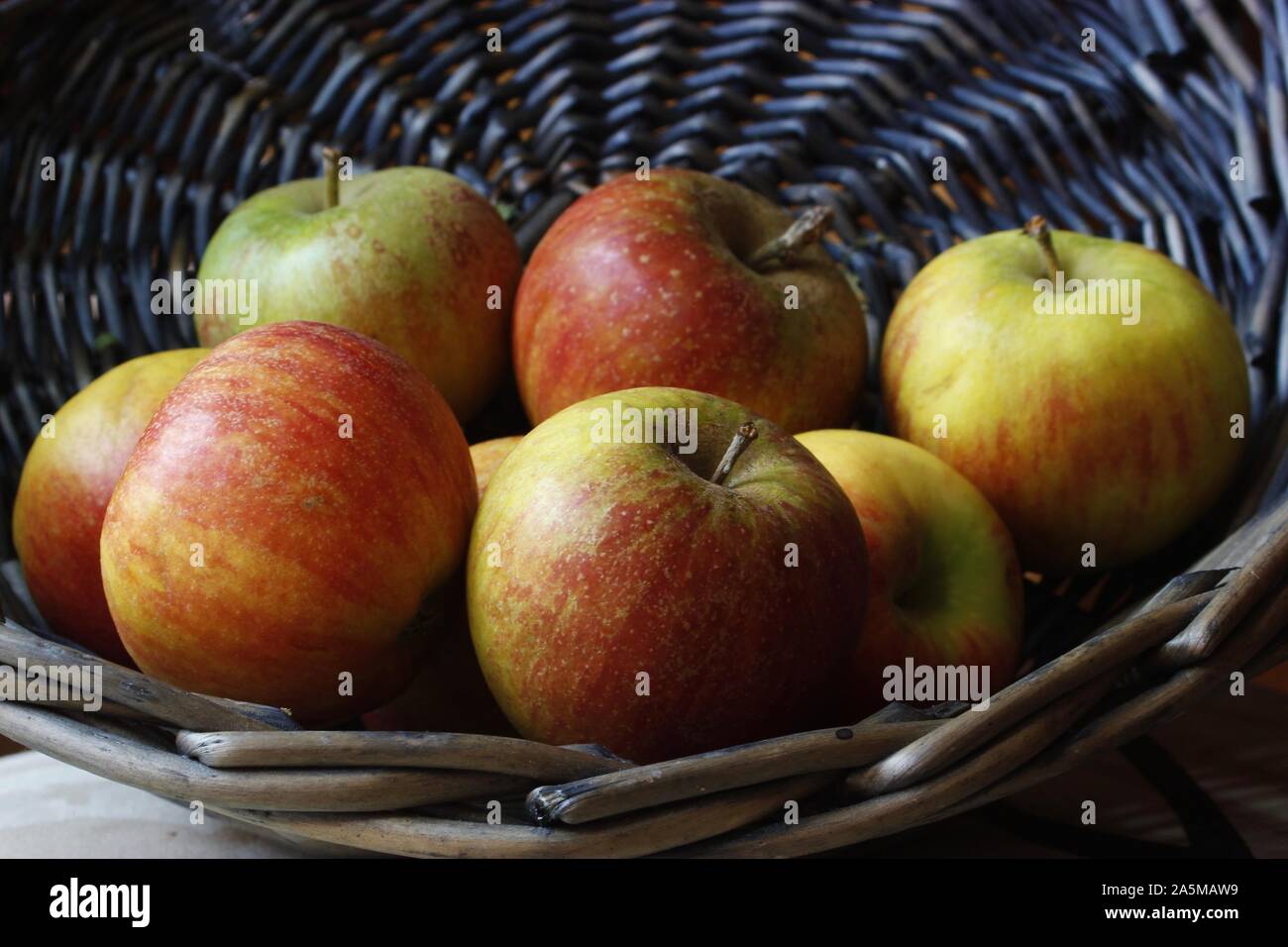 Apples in fruits basket hi-res stock photography and images - Alamy