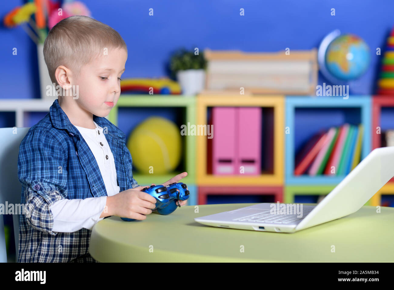 Teen boy computer games hi-res stock photography and images - Alamy