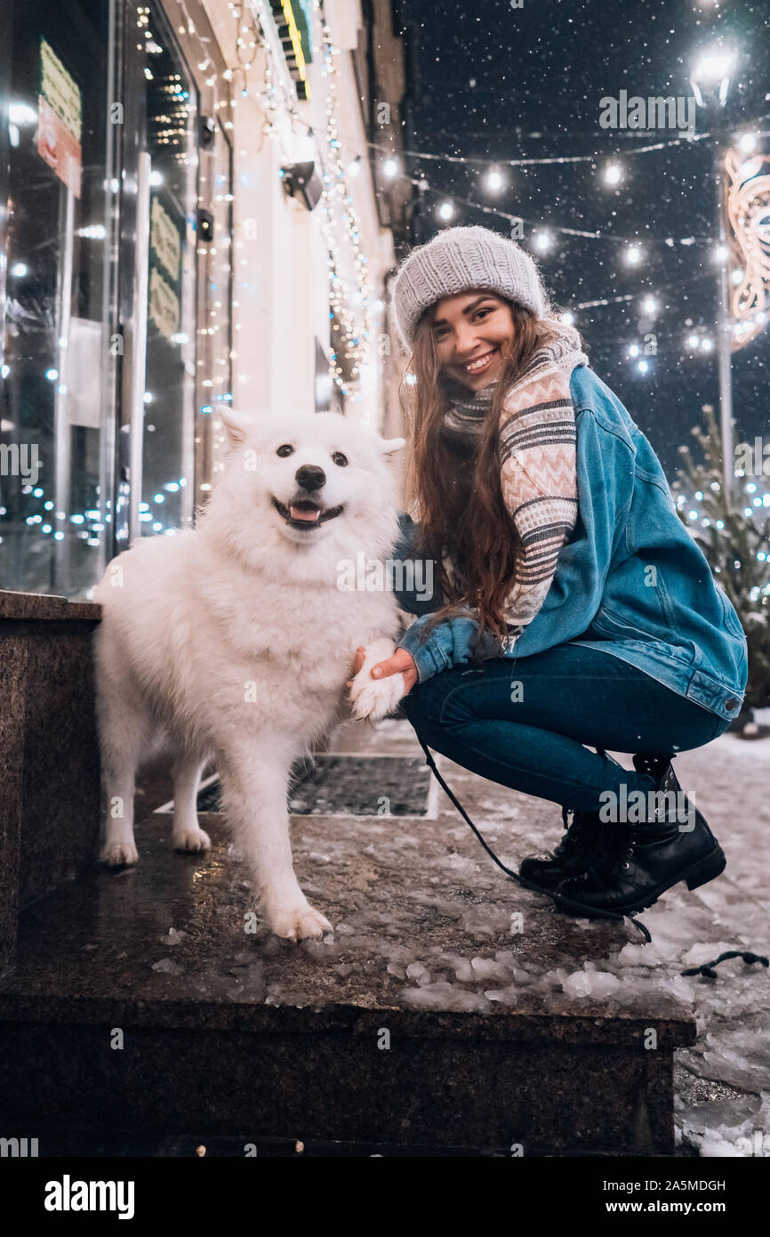 Pretty female model crouched down hi-res stock photography and images ...
