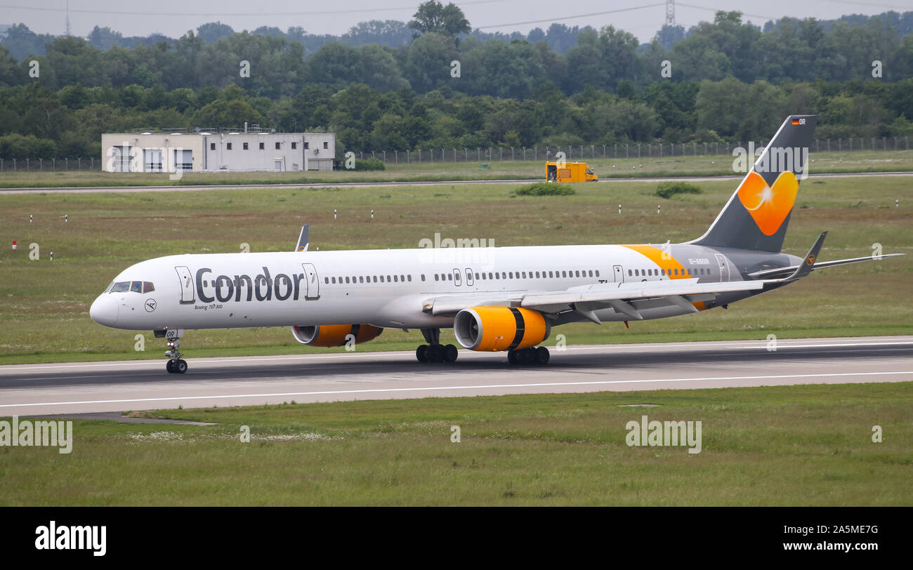 Tail boeing 757 jet aircraft hi-res stock photography and images - Alamy