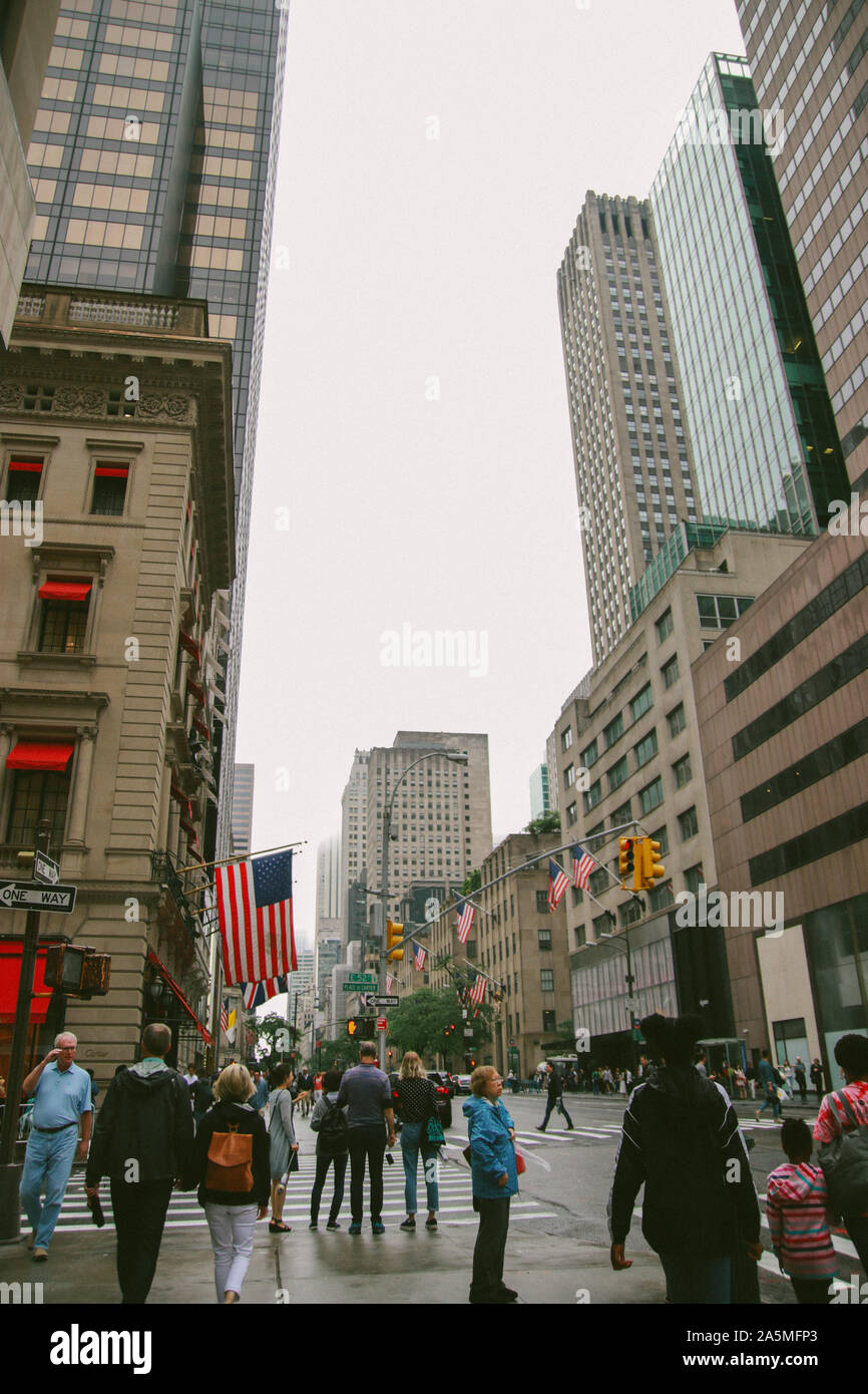 Crowded sidewalk new york wall street hi-res stock photography and ...