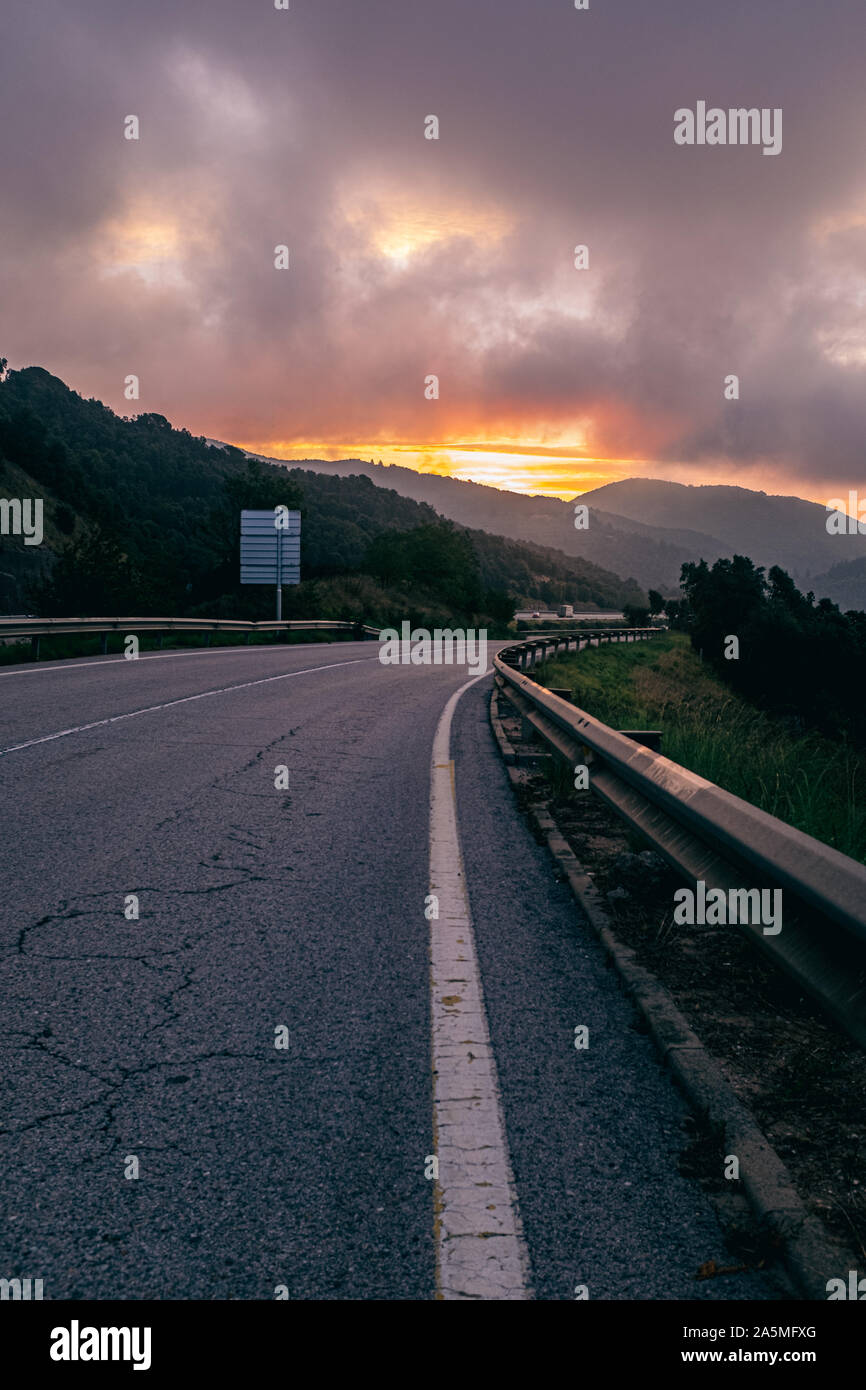 Road edge hi-res stock photography and images - Alamy