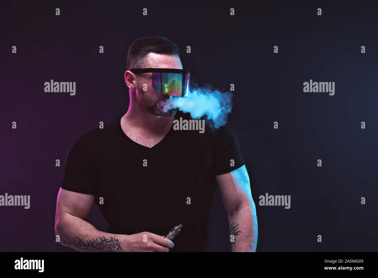 Men vaping releases cloud hi-res stock photography and images - Alamy