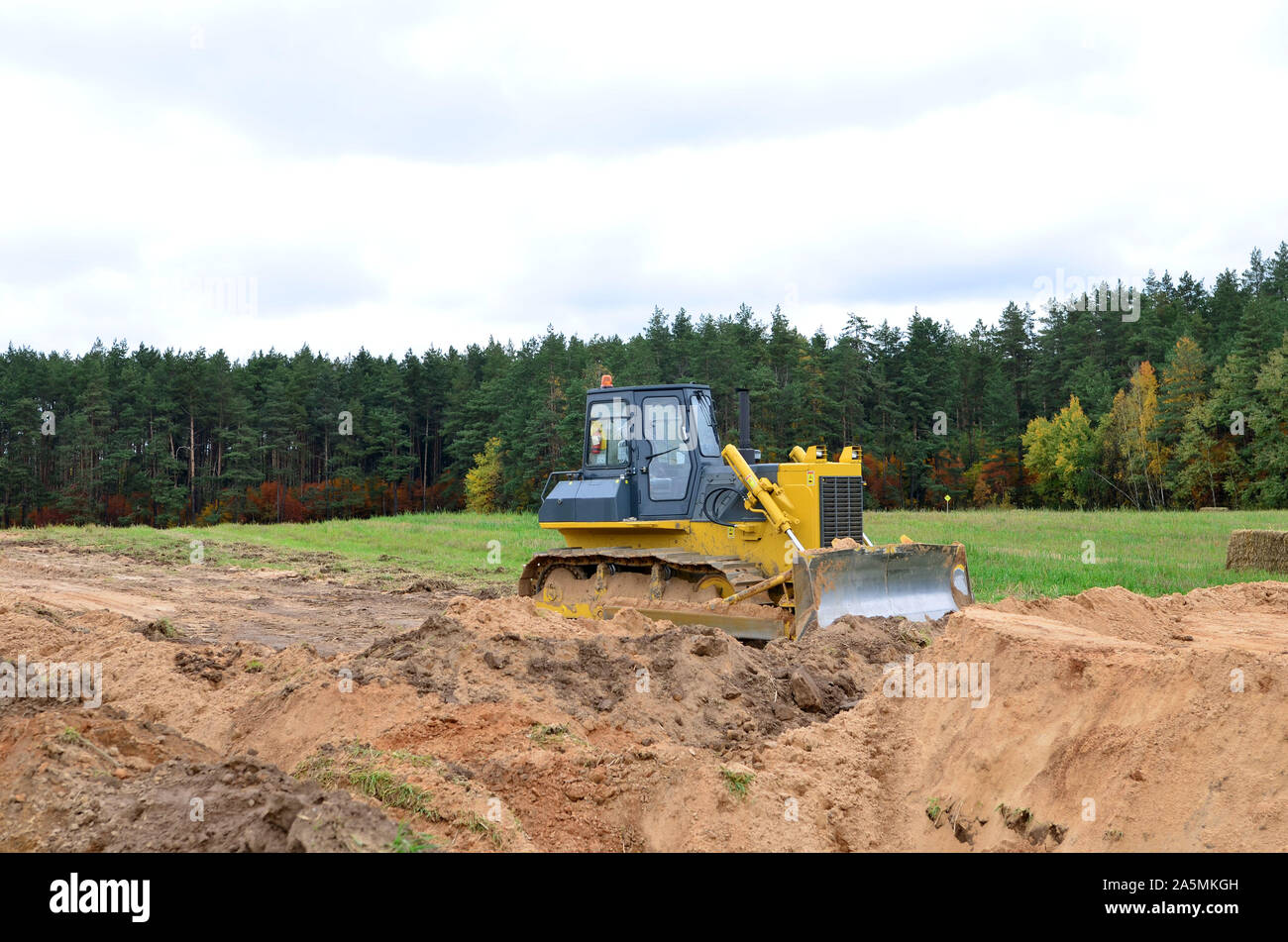 Track-type bulldozer, earth-moving equipment. Land clearing, grading ...