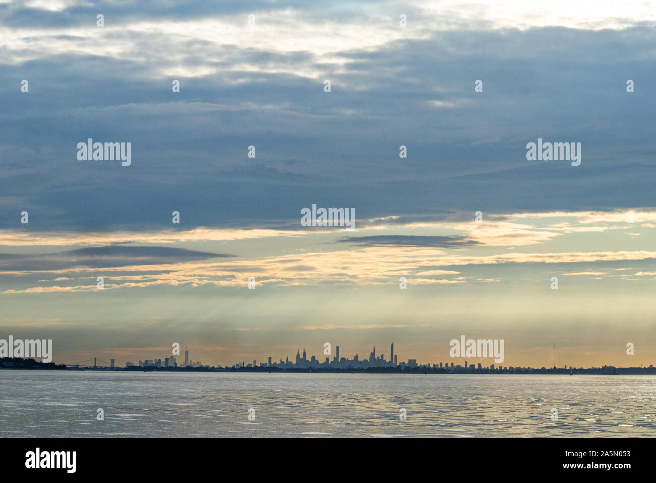 Manhattan skyline from long island at susnet Stock Photo - Alamy