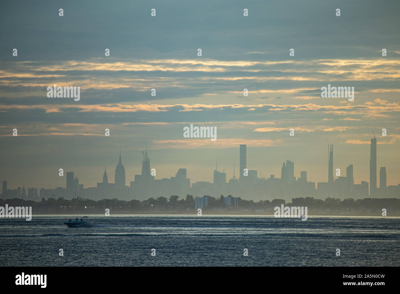 Manhattan skyline from long island at susnet Stock Photo - Alamy