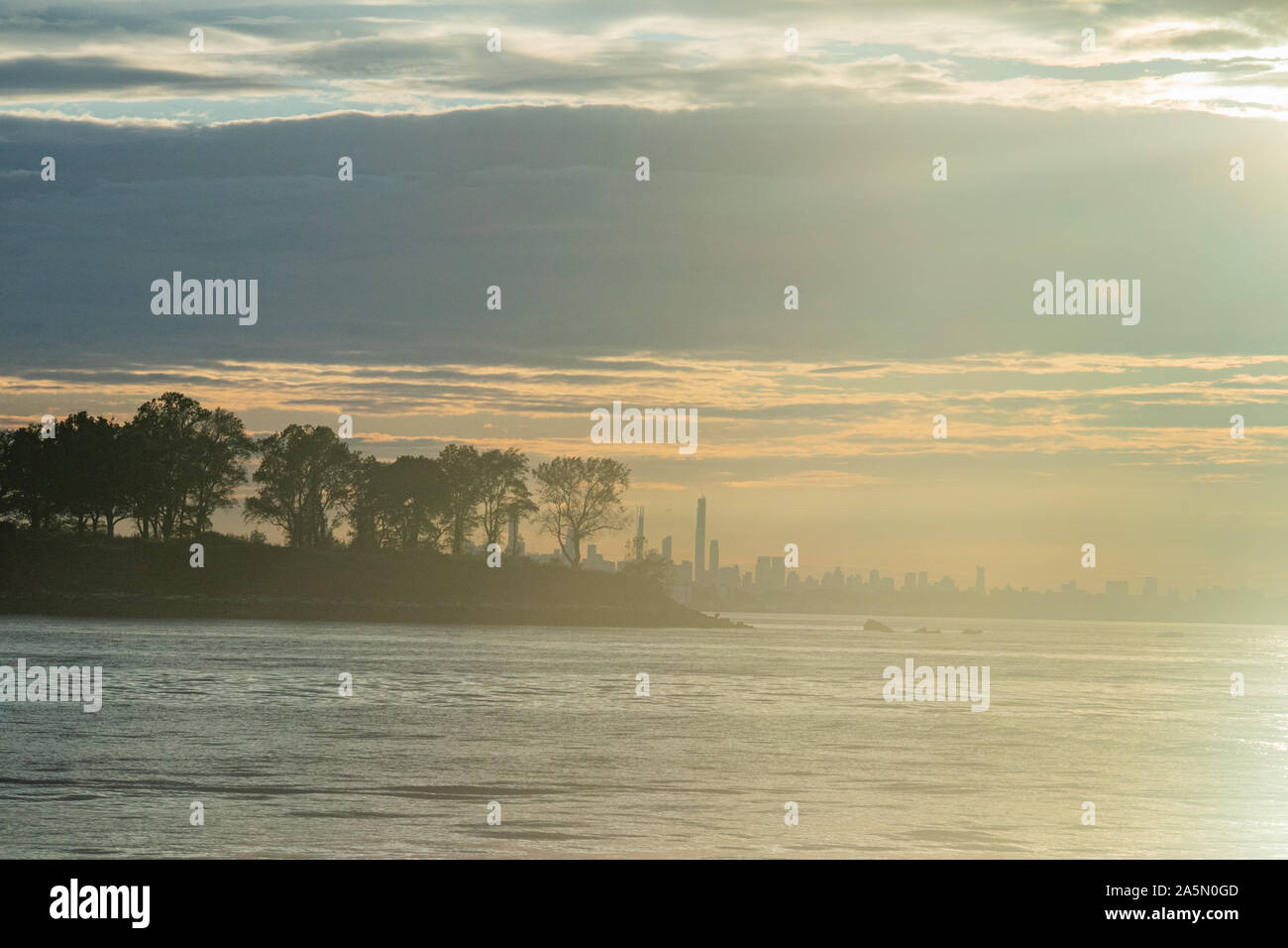 Manhattan skyline from long island at susnet Stock Photo - Alamy