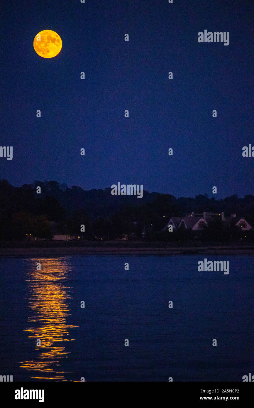 Full moonrise hi-res stock photography and images - Alamy