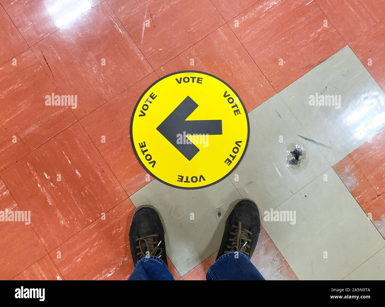 Vote here sign with arrow hi-res stock photography and images - Alamy