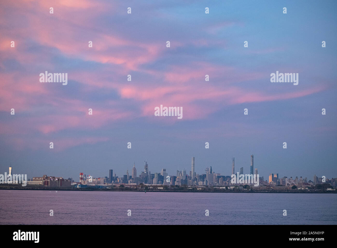 Manhattan skyline from long island at susnet Stock Photo - Alamy
