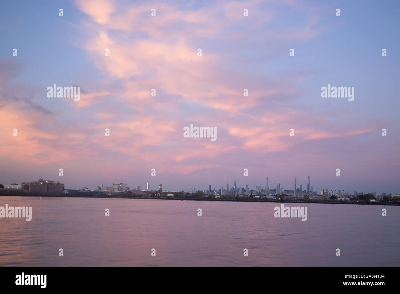 Manhattan skyline from long island at susnet Stock Photo - Alamy