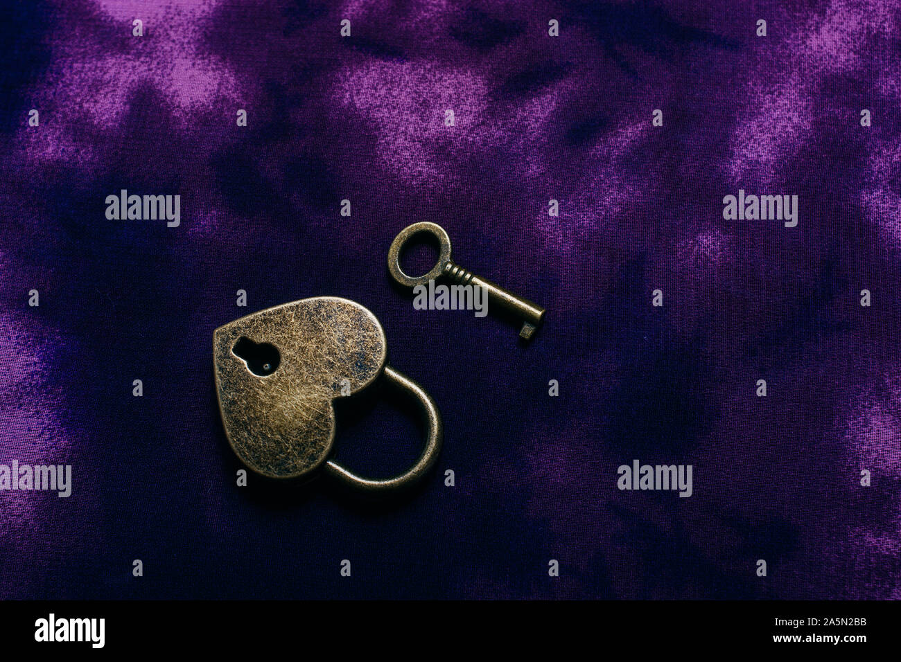 Heart shaped lock and key on an abstract background Stock Photo - Alamy