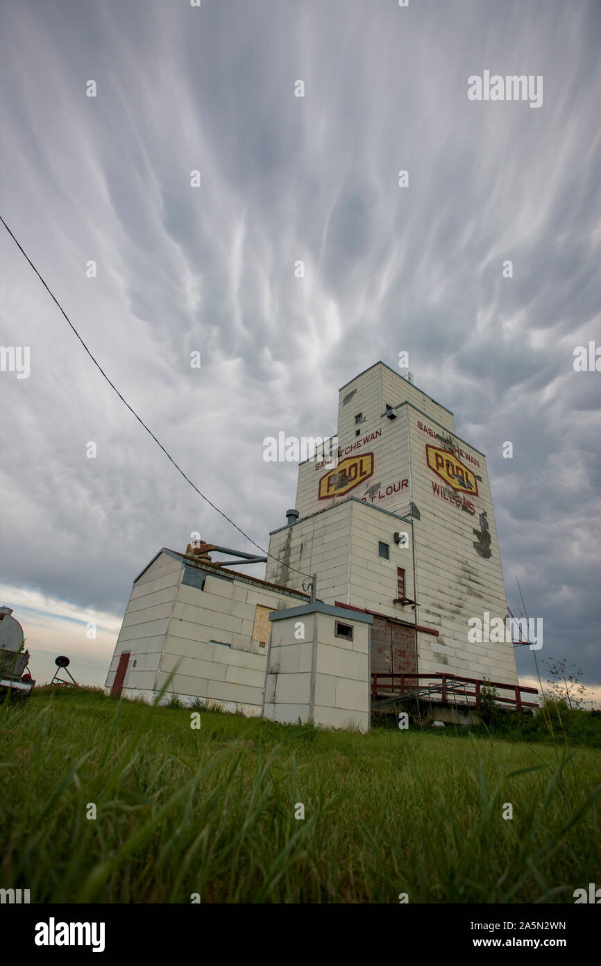 Prairie Storm Clouds Canada Saskatchewan Grain elevator Stock Photo - Alamy