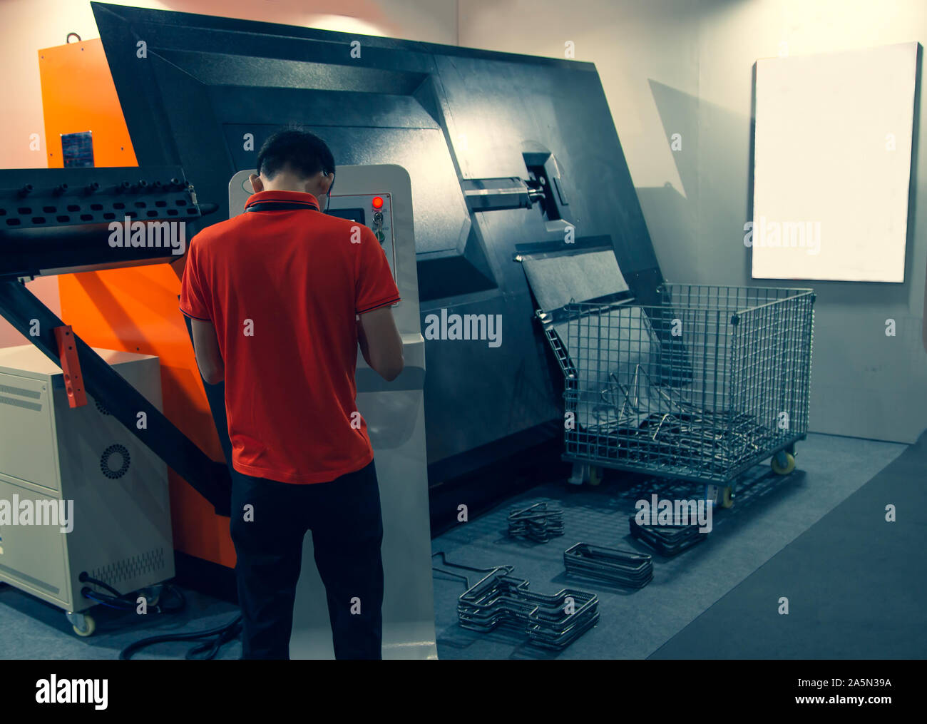 Wire bending hi-res stock photography and images - Alamy