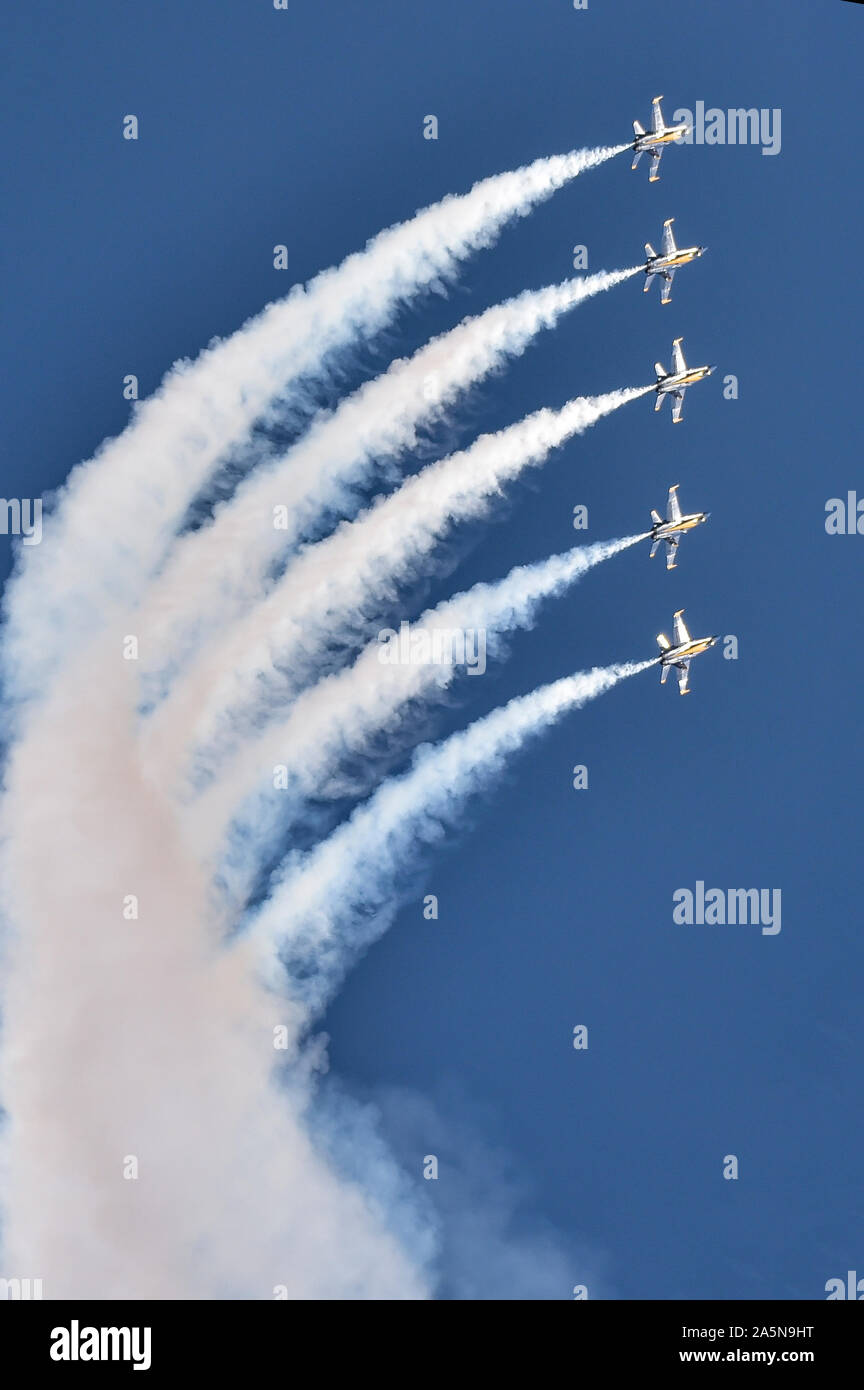 In line abreast formation hi-res stock photography and images - Alamy