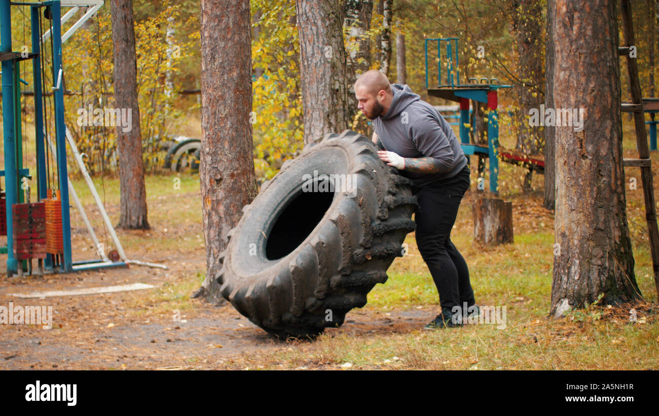 Sport man lifting big tire hi-res stock photography and images - Alamy