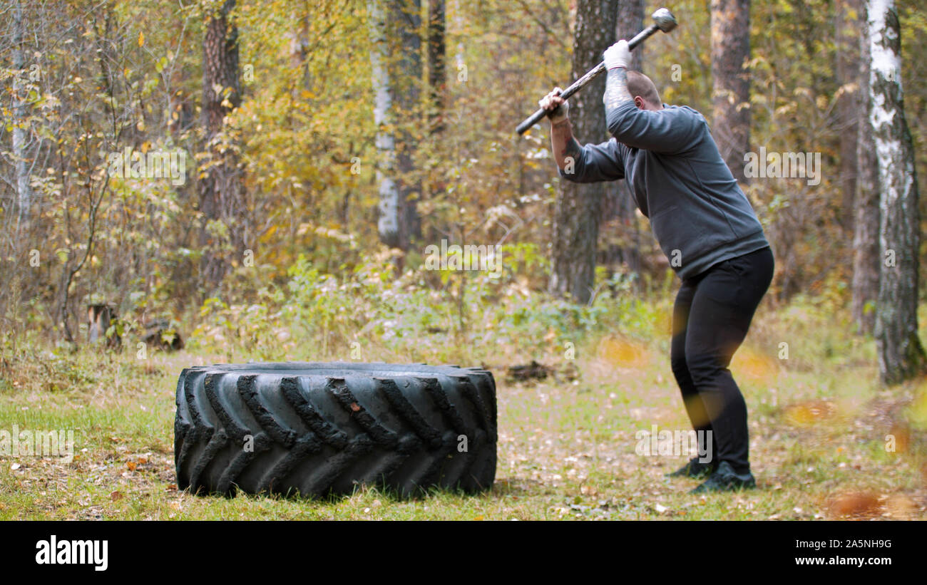 Man bodybuilder hitting tire metal hi-res stock photography and images ...