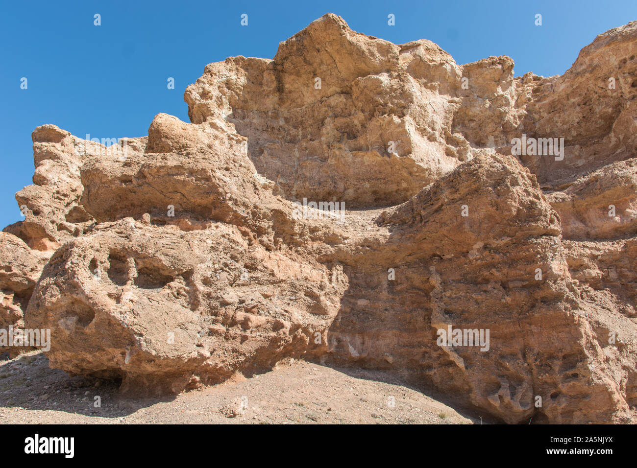 Yellow colored cliffs hi-res stock photography and images - Alamy