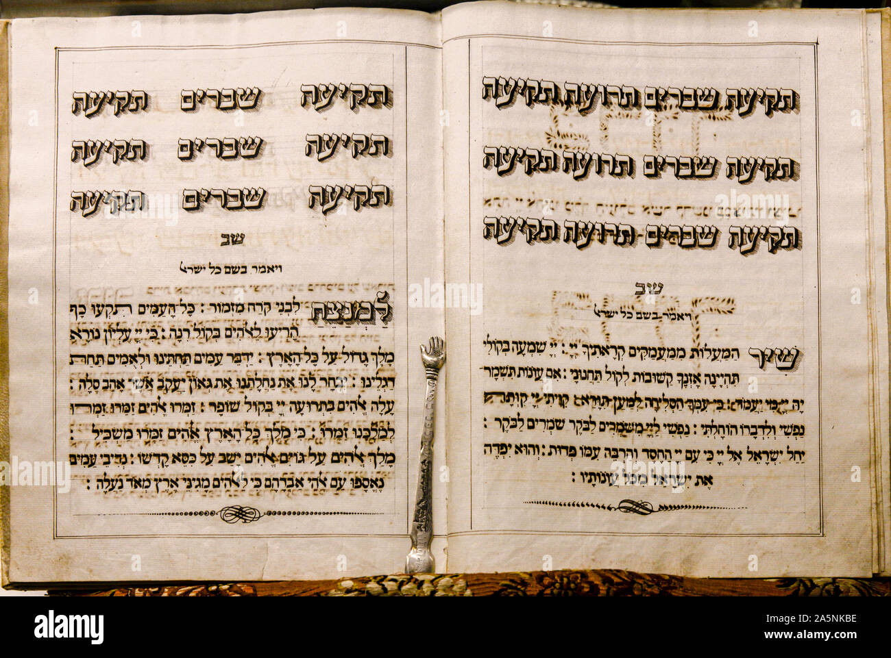 Libro per preghiere hi-res stock photography and images - Alamy