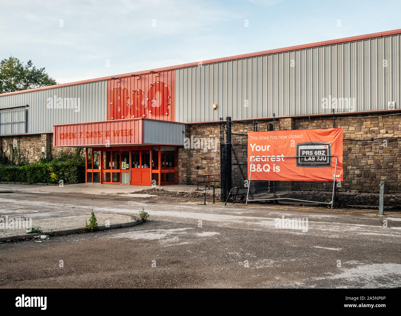 Closed down B&Q store Stock Photo - Alamy