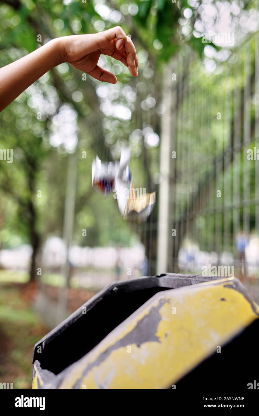 Child throwing paper trash park hi-res stock photography and images - Alamy