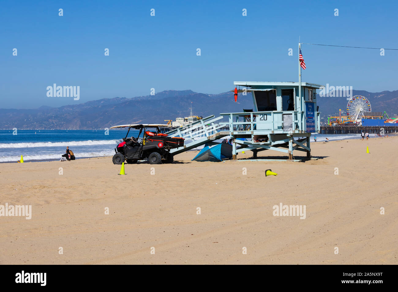 California lifeguard tower hi-res stock photography and images - Alamy