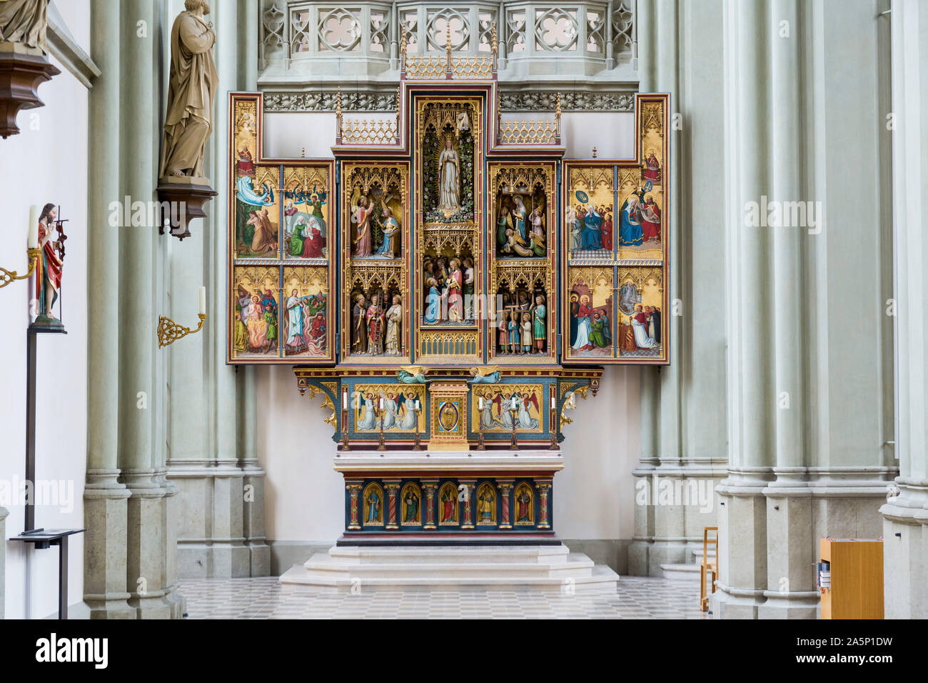 Gold catholic cross hi-res stock photography and images - Alamy