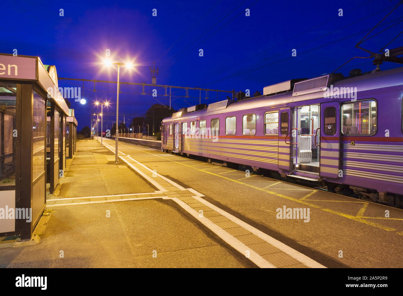 Train on train platform Stock Photo - Alamy