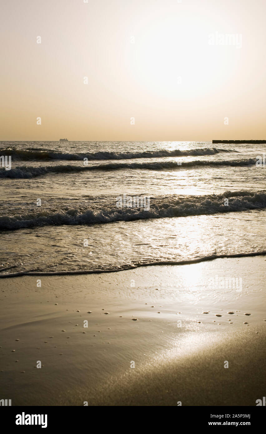 Setting sun reflecting in sea Stock Photo - Alamy