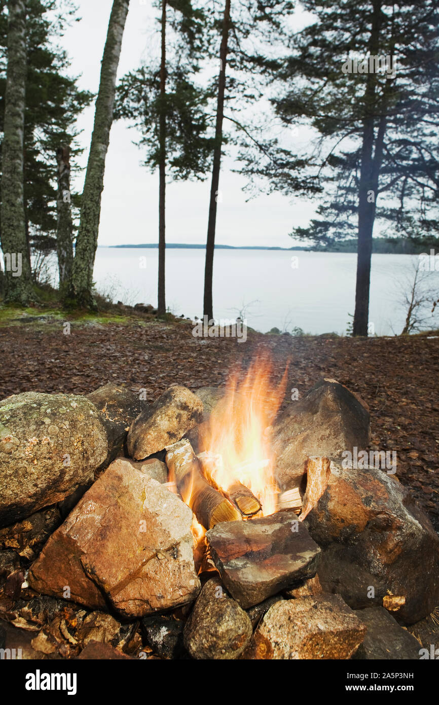 Campfire by lake hi-res stock photography and images - Alamy