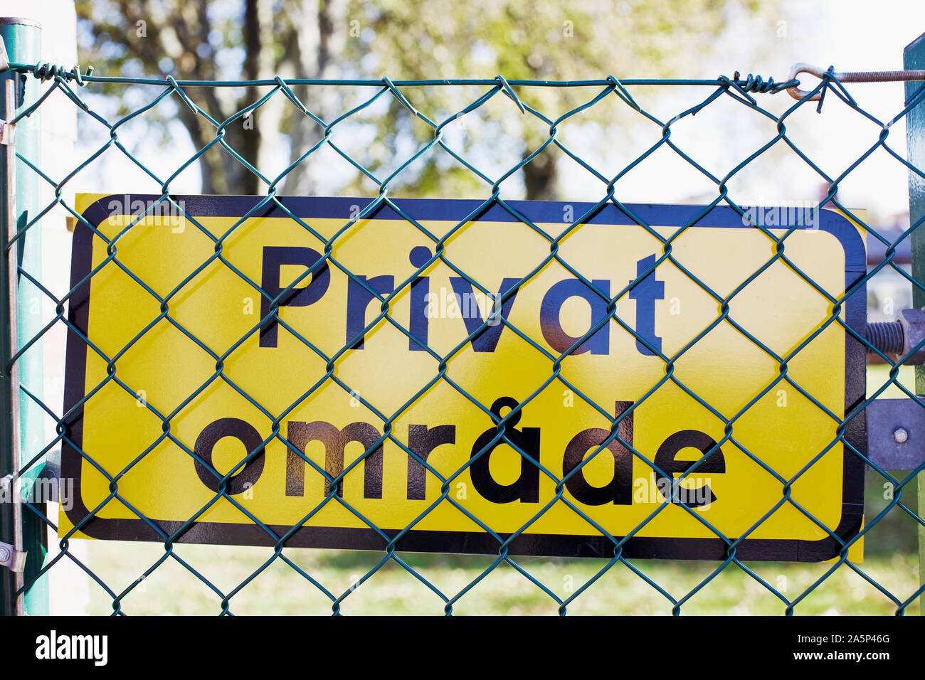 Sign hanging on chainlink fence Stock Photo - Alamy