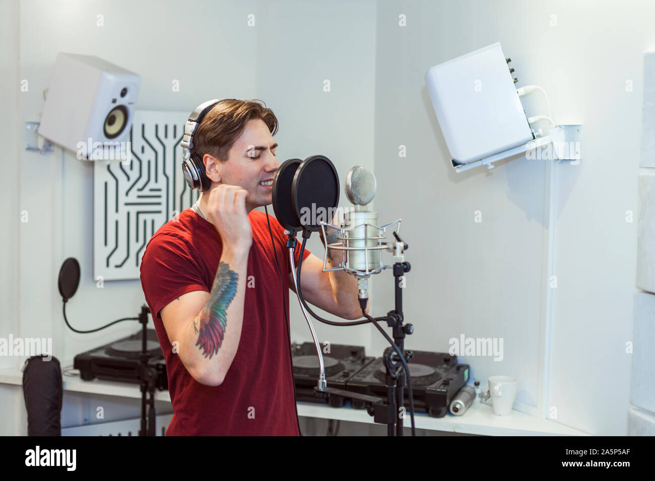 Young man singing Stock Photo - Alamy