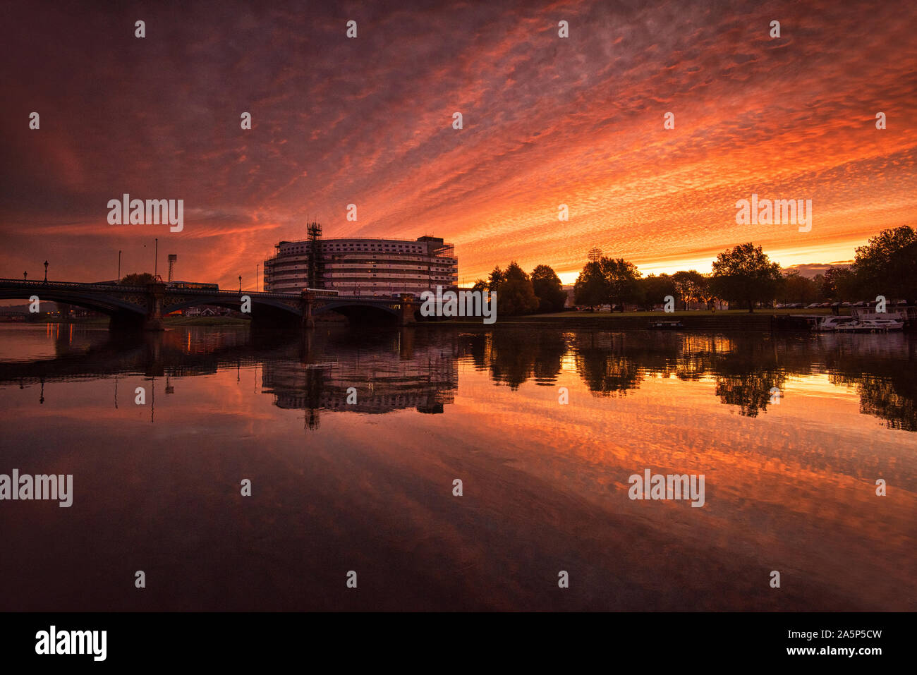 Autumn sunrise by the River Trent at Victoria Embankment in Nottingham ...
