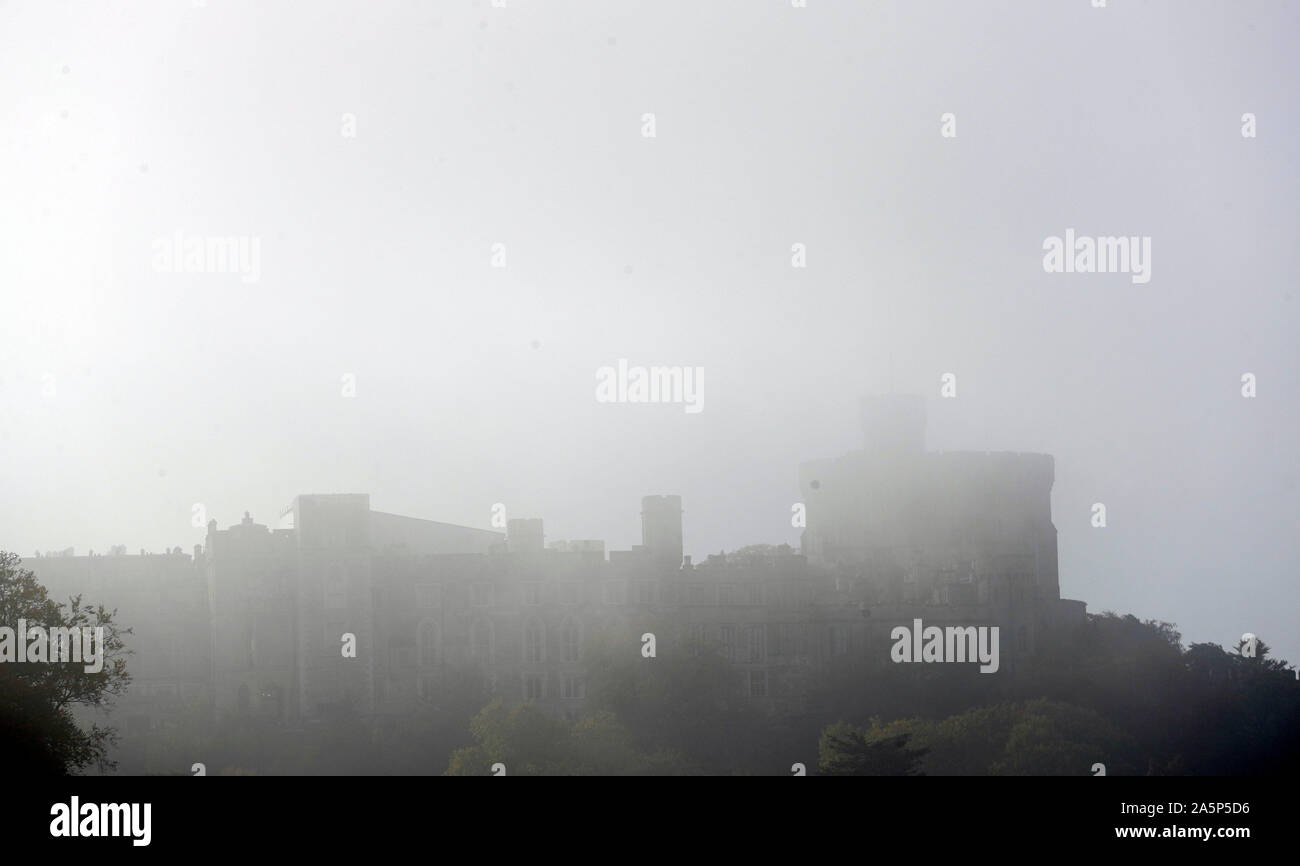Mist surrounds windsor castle hi-res stock photography and images - Alamy