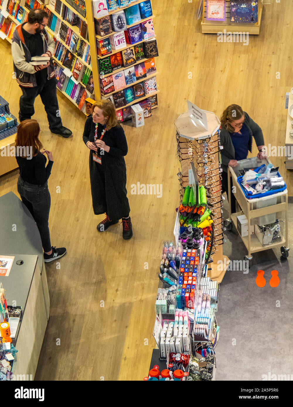 Staff and customer in Dymocks Bookstore Stock Photo - Alamy