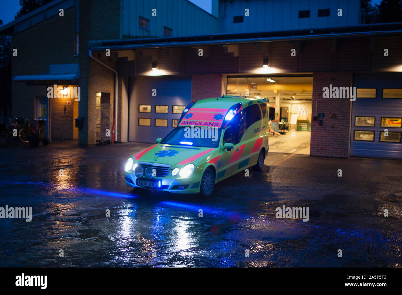 Ambulance garage hi-res stock photography and images - Alamy
