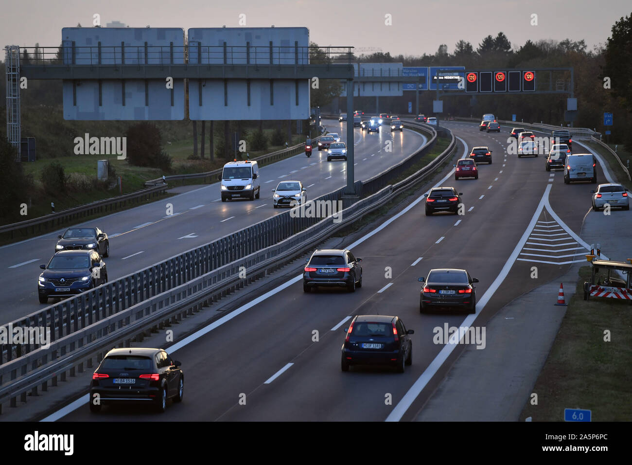 Munich, Deutschland. 21st Oct, 2019. Flowing after-work traffic on the ...