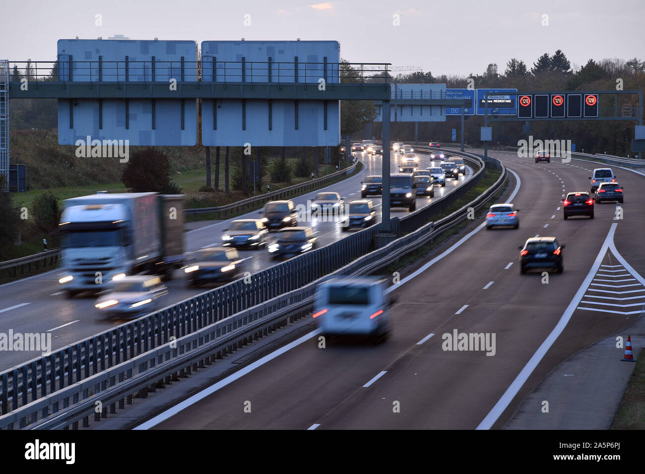 Munich, Deutschland. 21st Oct, 2019. Flowing after-work traffic on the ...