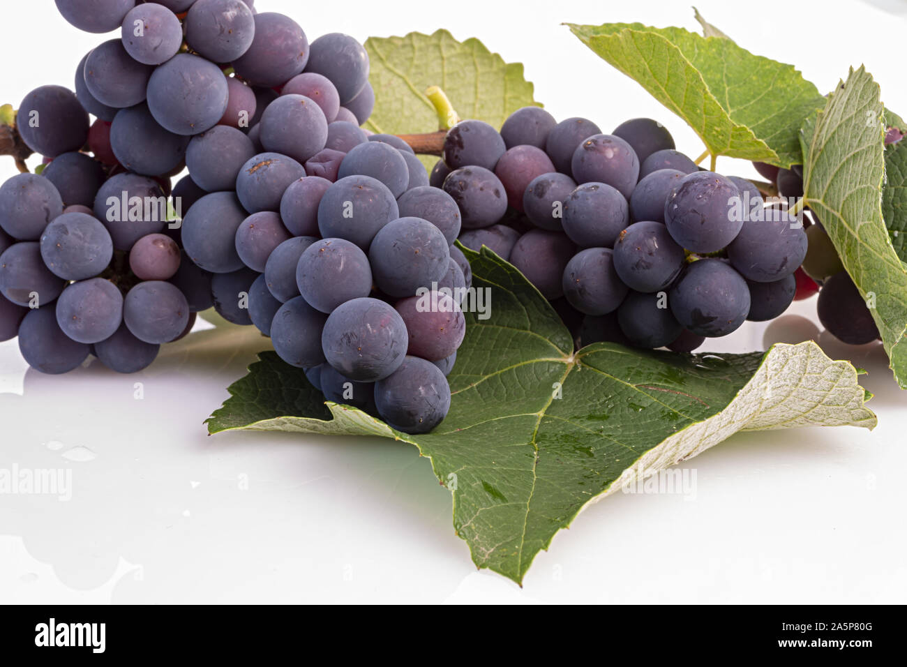 uva fragola grappoli con foglie dal basso primo piano Stock Photo - Alamy