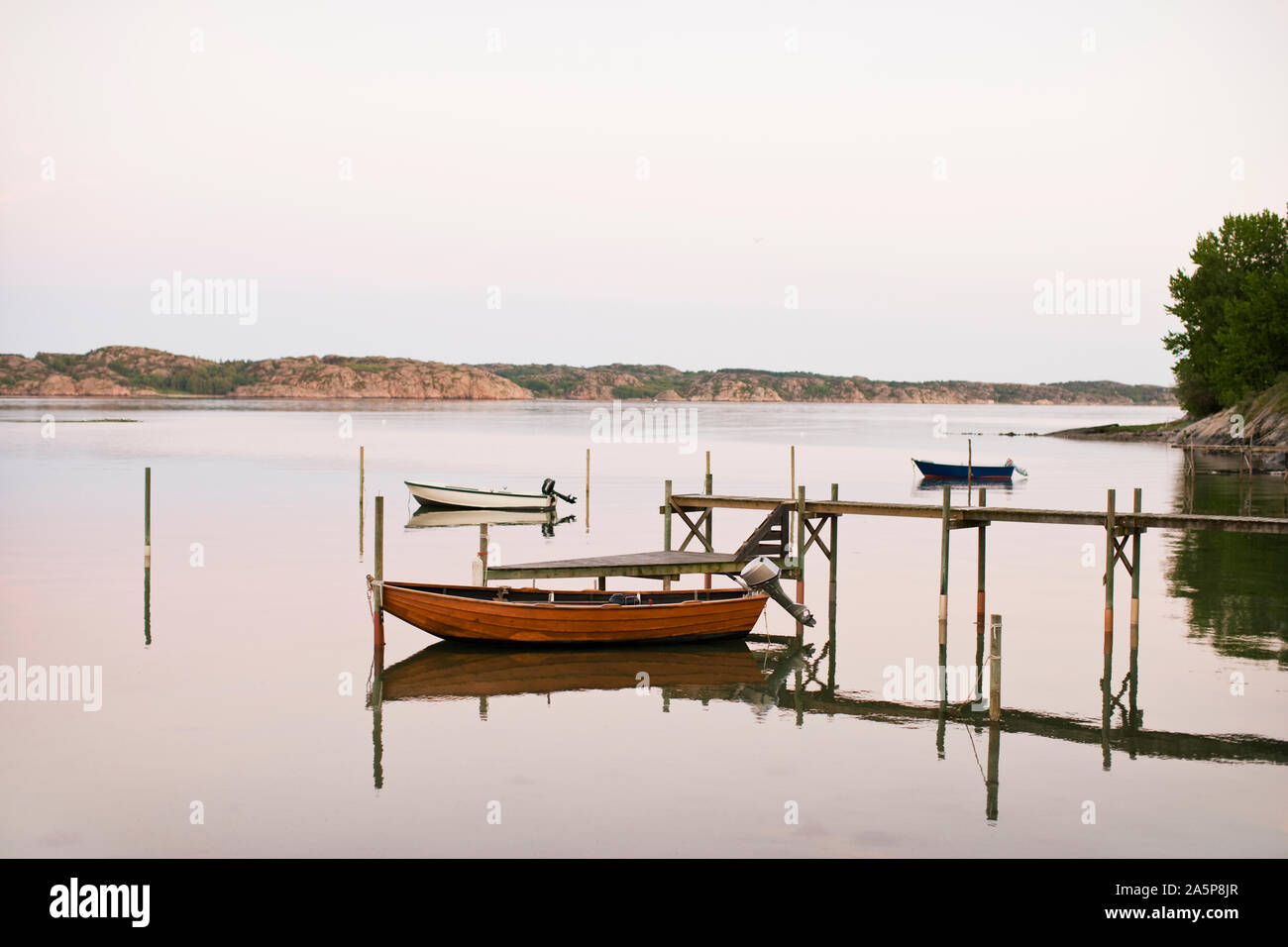 Rowing boat moored at jetty Stock Photo - Alamy