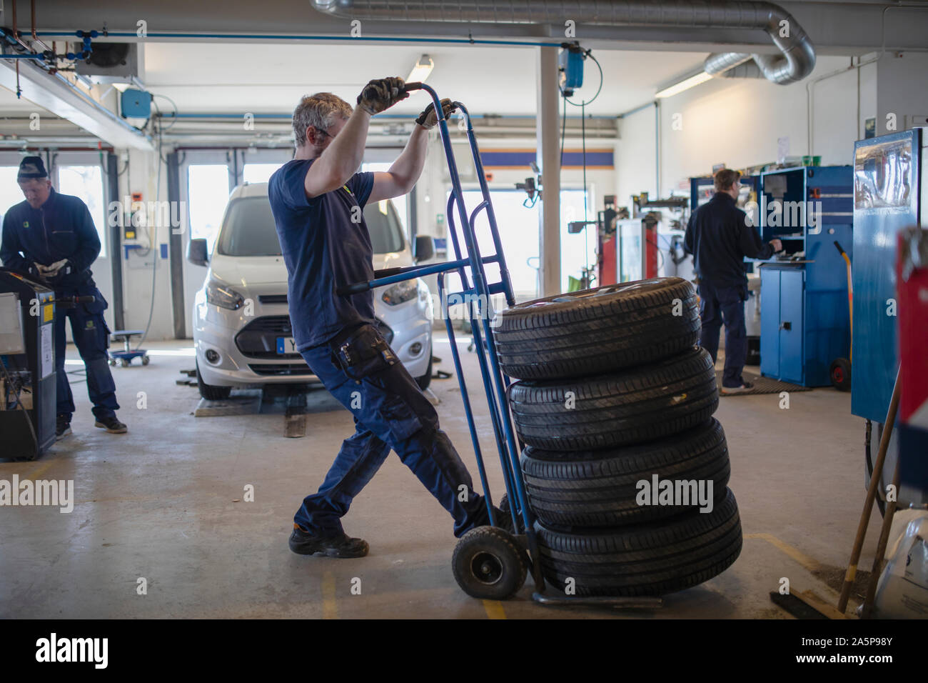 Mechanic in the garage Stock Photo - Alamy
