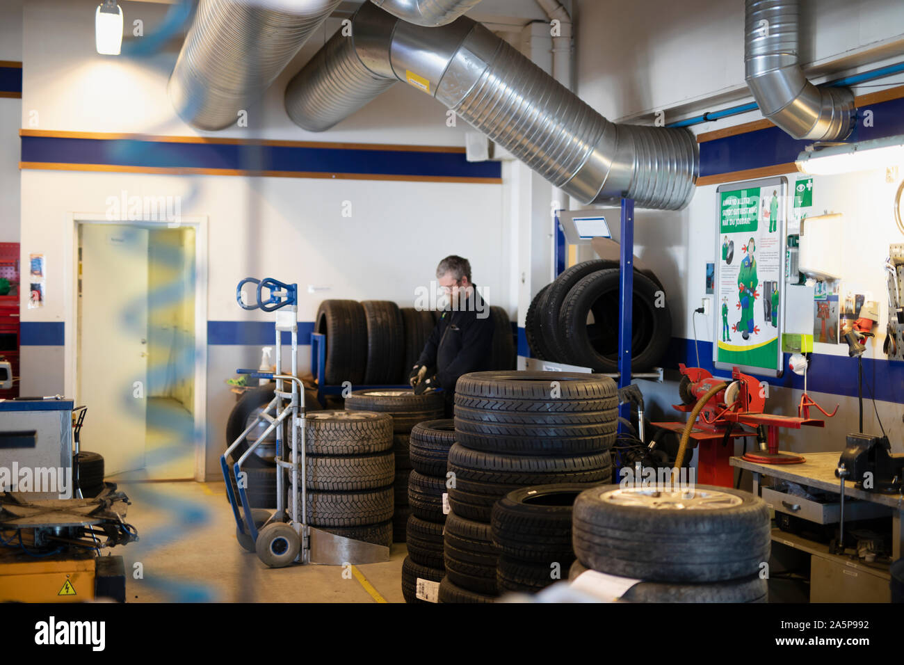 Car mechanic in garage Stock Photo - Alamy