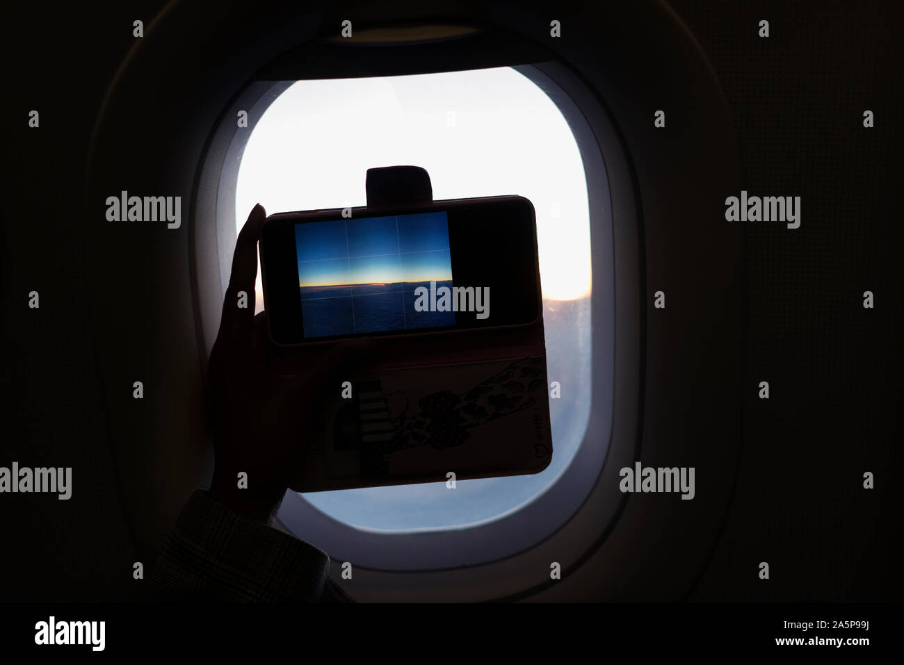 Human hand on airplane window hi-res stock photography and images - Alamy
