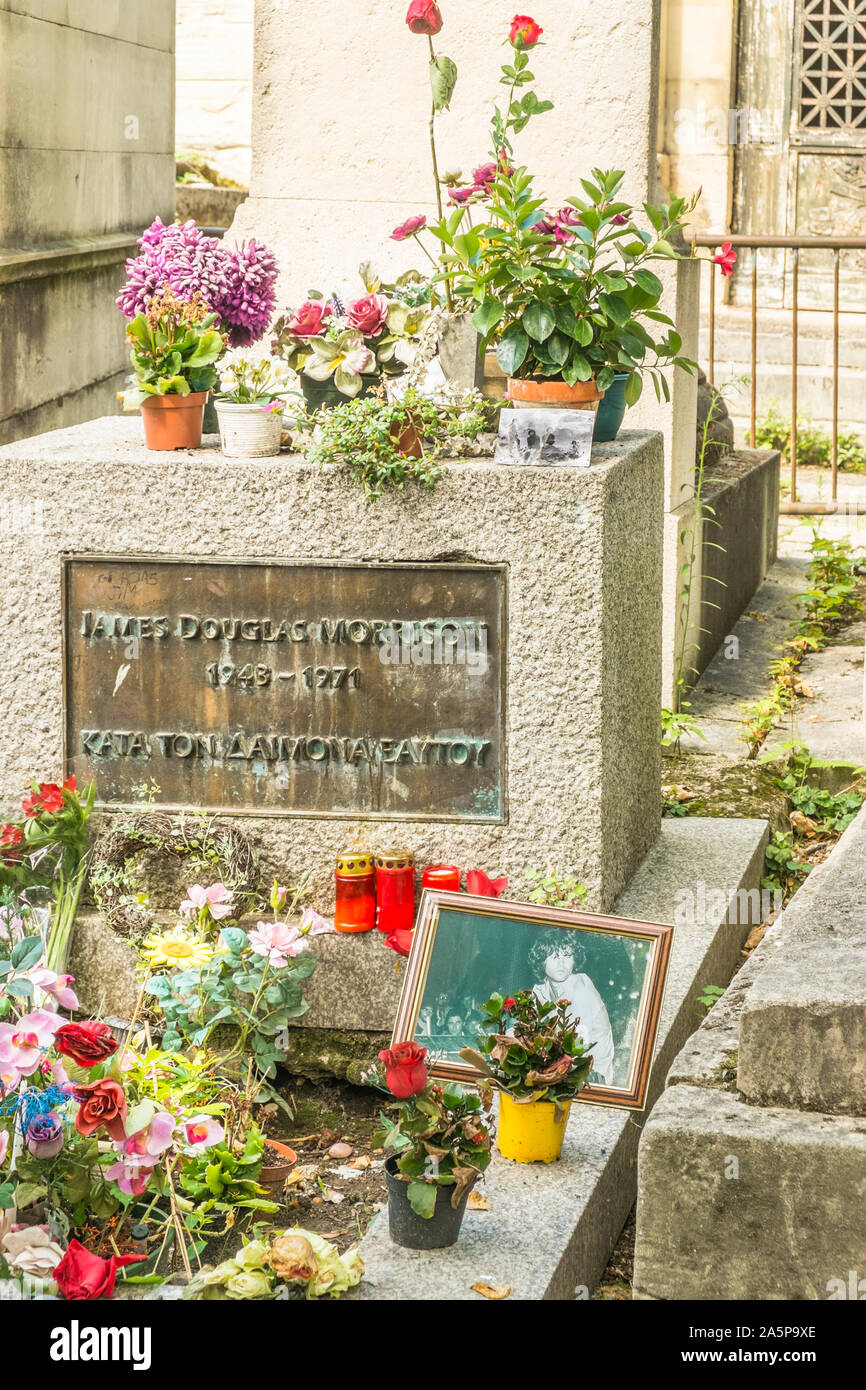 gravesite of singer jim morrison, pere lachaise cemetery Stock Photo ...