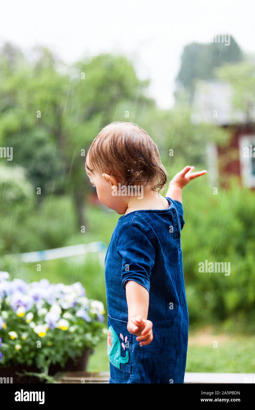 Toddler girl in rain Stock Photo - Alamy