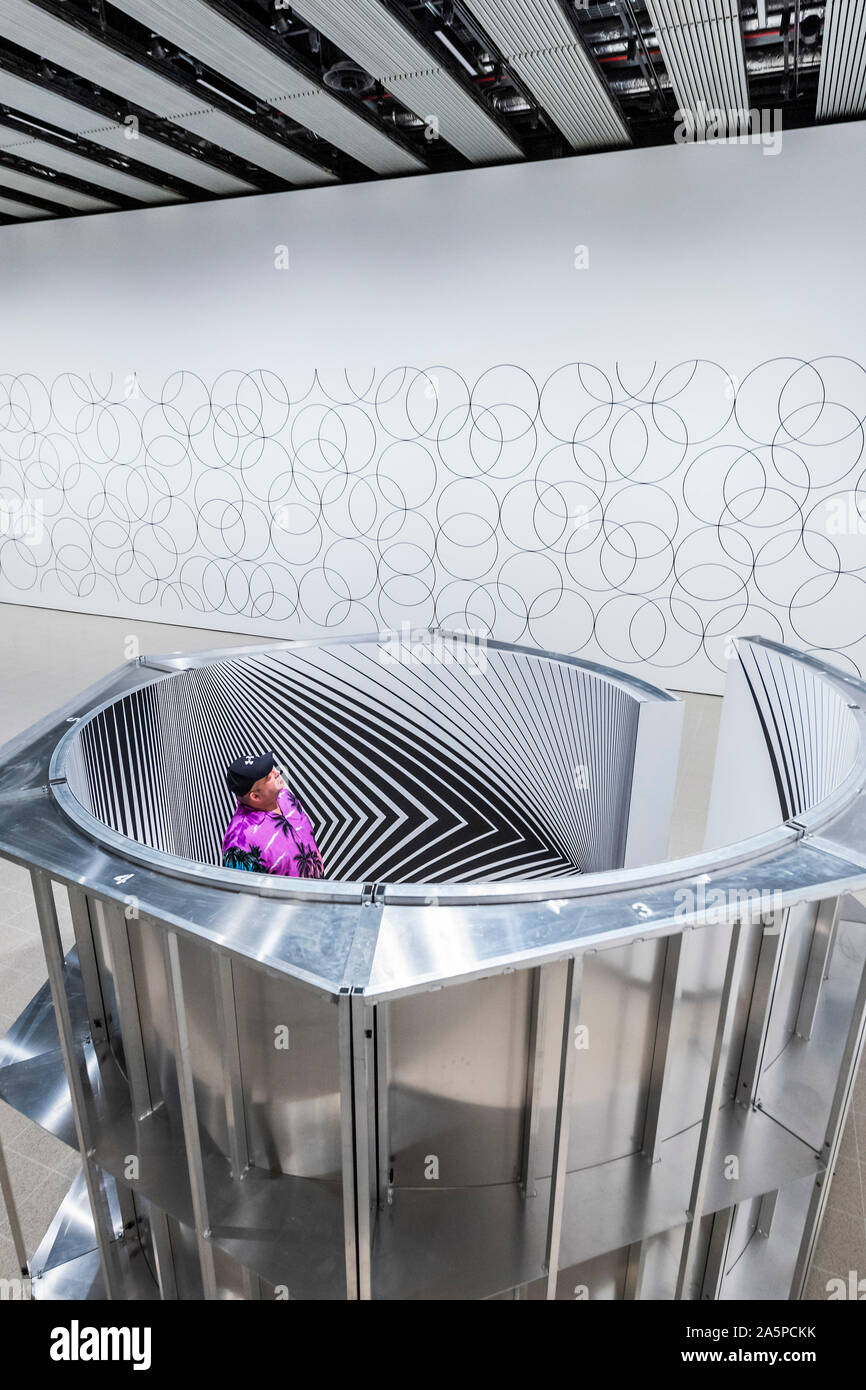 Bridget riley continuum hi-res stock photography and images - Alamy