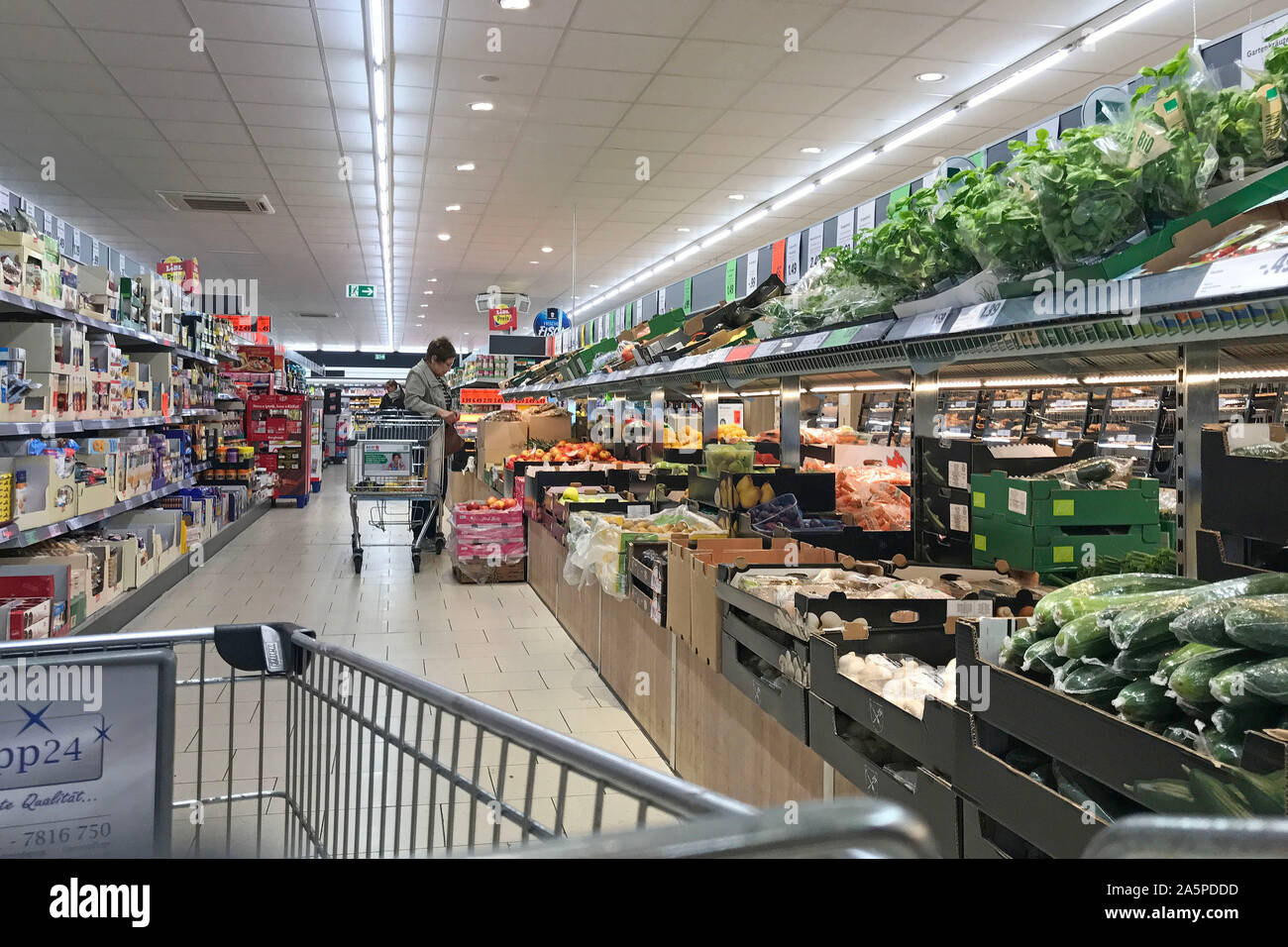 Supermarket, shopping shelves, shelves full of Lebenswithtel ...