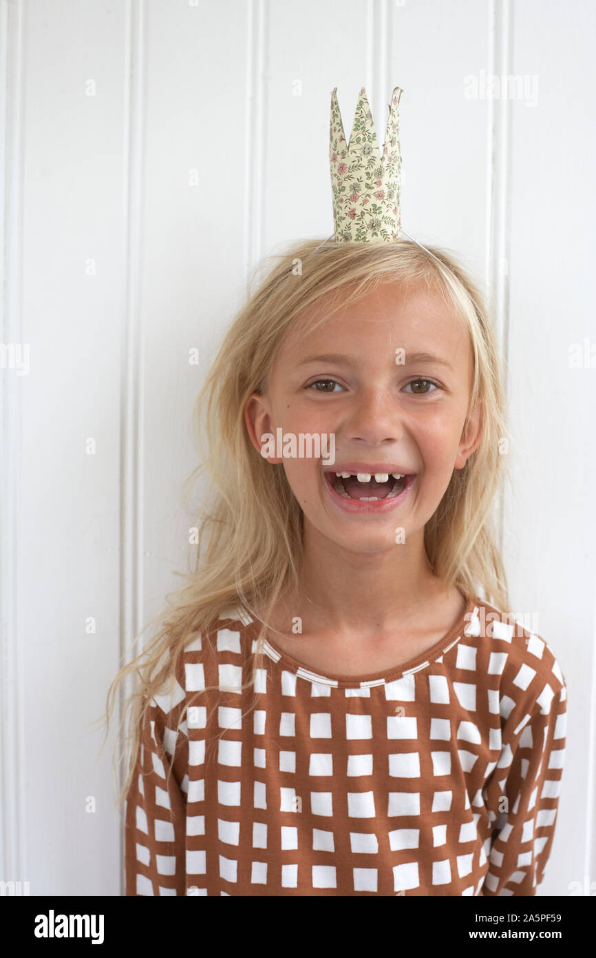 Blonde girl wearing crown Stock Photo - Alamy
